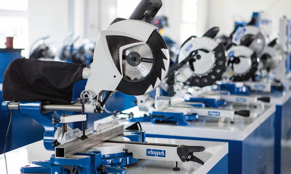 How do you grind using a grinding machine?